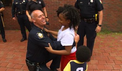 This Girl Is On A Mission To Hug Police Officers In All 50 States ...